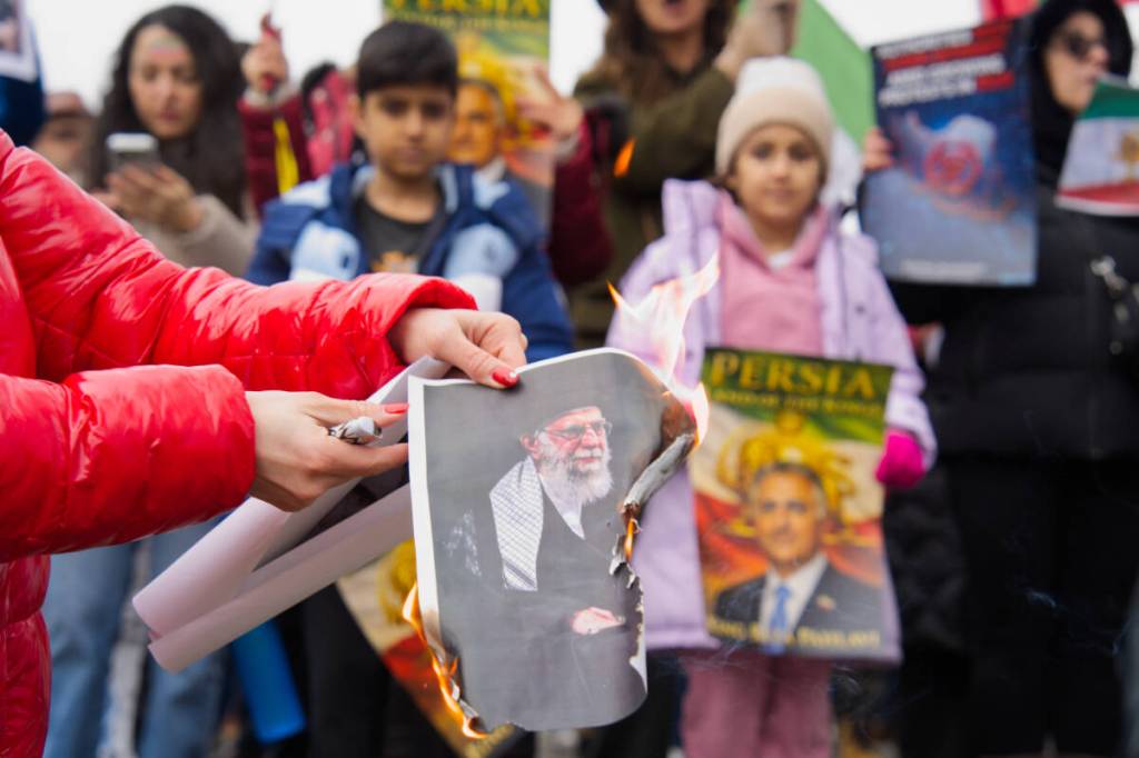 Kelowna sees large gathering supporting protesters in Iran | Sooke News ...