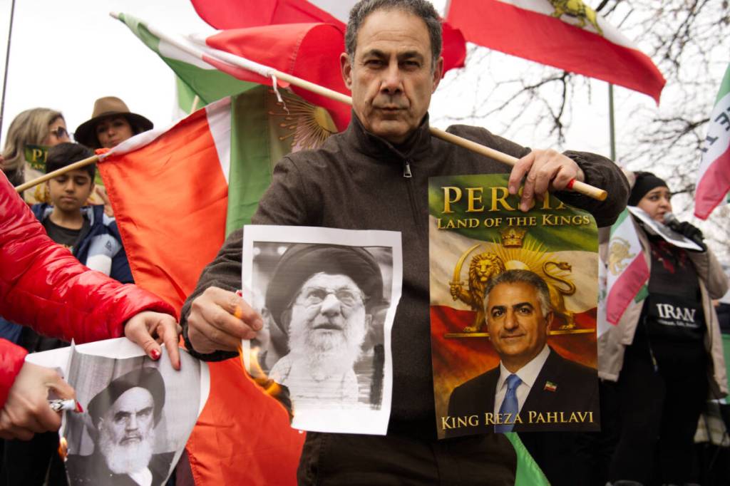 Kelowna sees large gathering supporting protesters in Iran | Sooke News ...